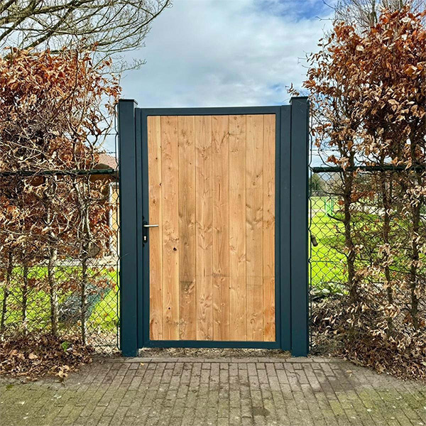 Dichte stalen poort met houtvulling | Douglas of Grenen hout - Hekwerk ...
