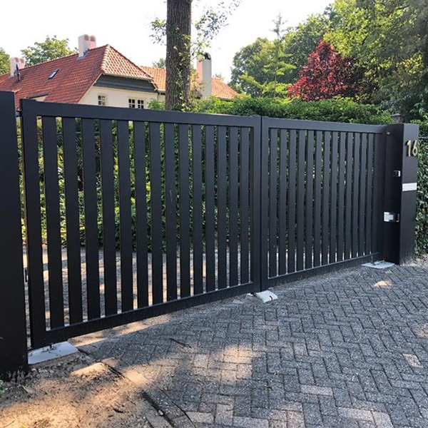 Stalen dubbele poort met brede lamellen - model Zwolle - Hekwerk Direct