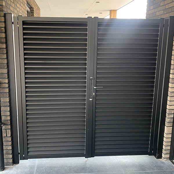 Stalen dubbele poort met schuine lamellen - verticaal of horizontaal ...