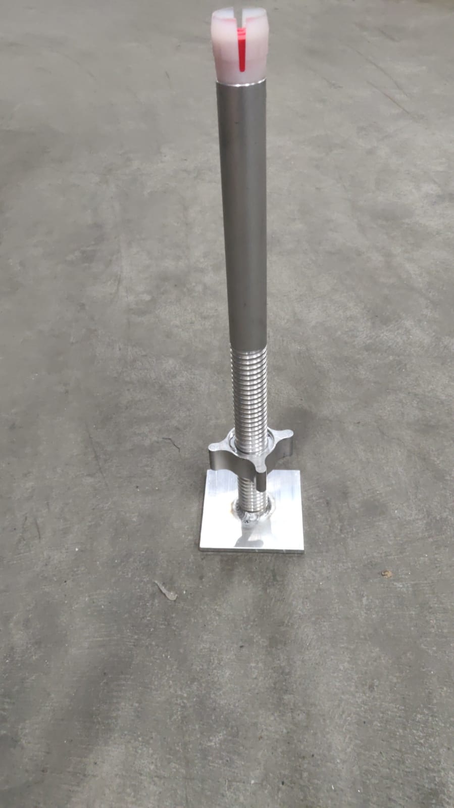 Aluminium spindel 60cm met voetplaat - www.steigervoorweinig.nl