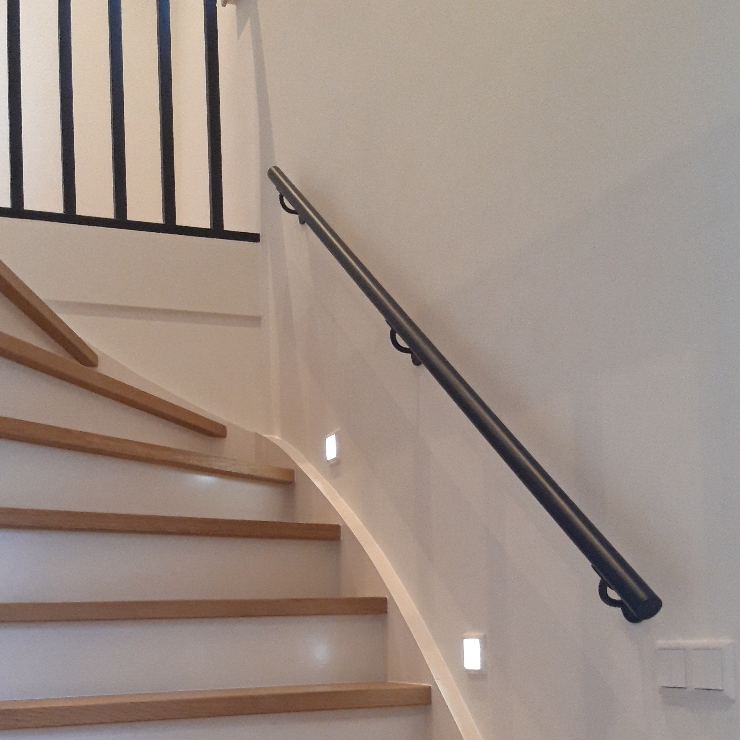 Zwarte trapleuning gecoat rond incl. dragers TYPE 2 | LEUNINGvakman.be