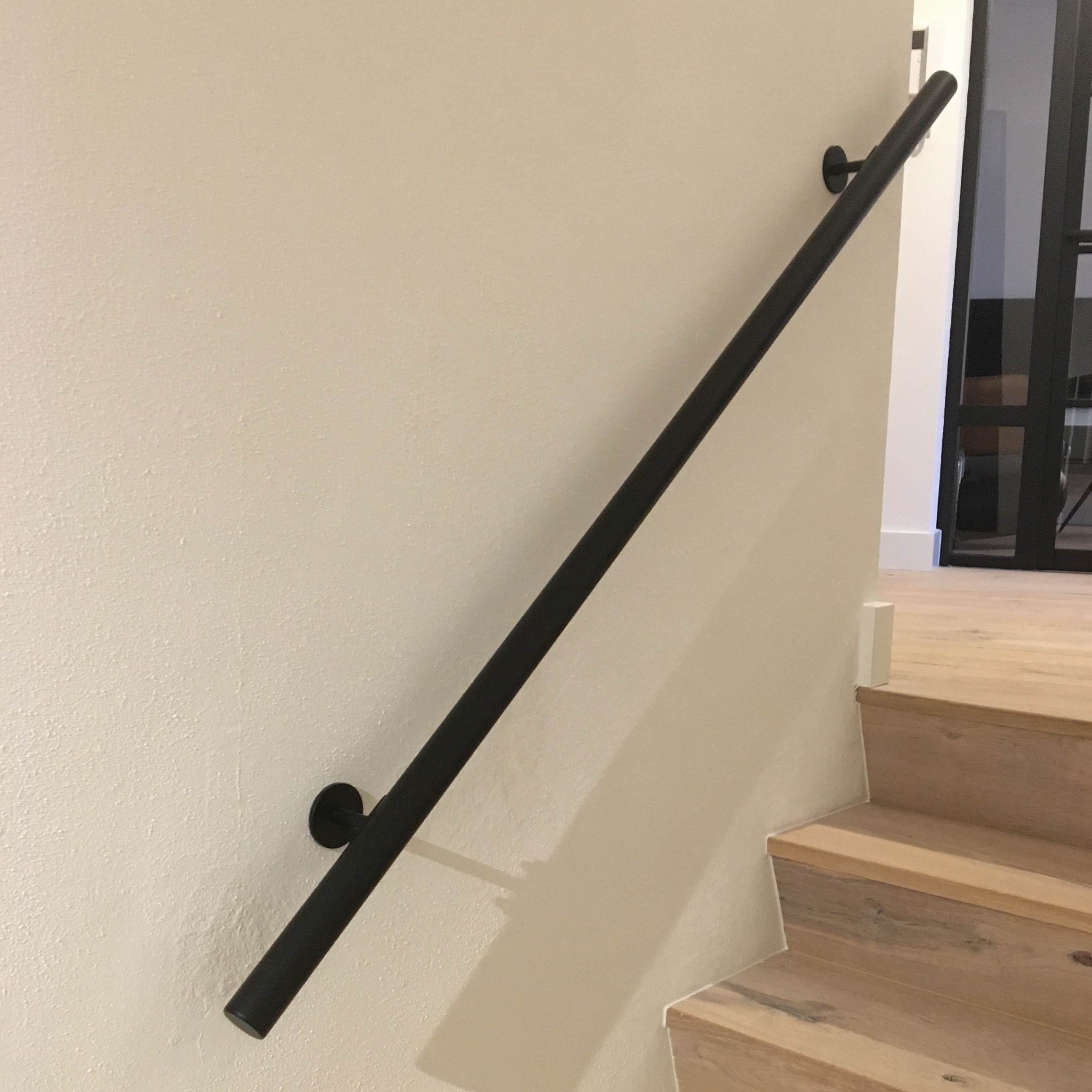 Zwarte trapleuning gecoat rond incl. dragers TYPE 5 | LEUNINGvakman.be