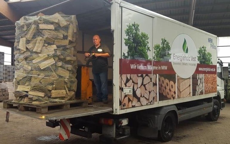 Frisches Kaminholz als Laubholz-Mix auf 2-SRM-Palette - Energieholz ...