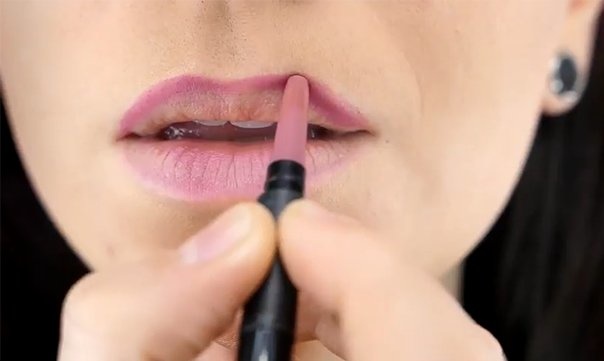 How do I apply lip liner? - Boozyshop.com