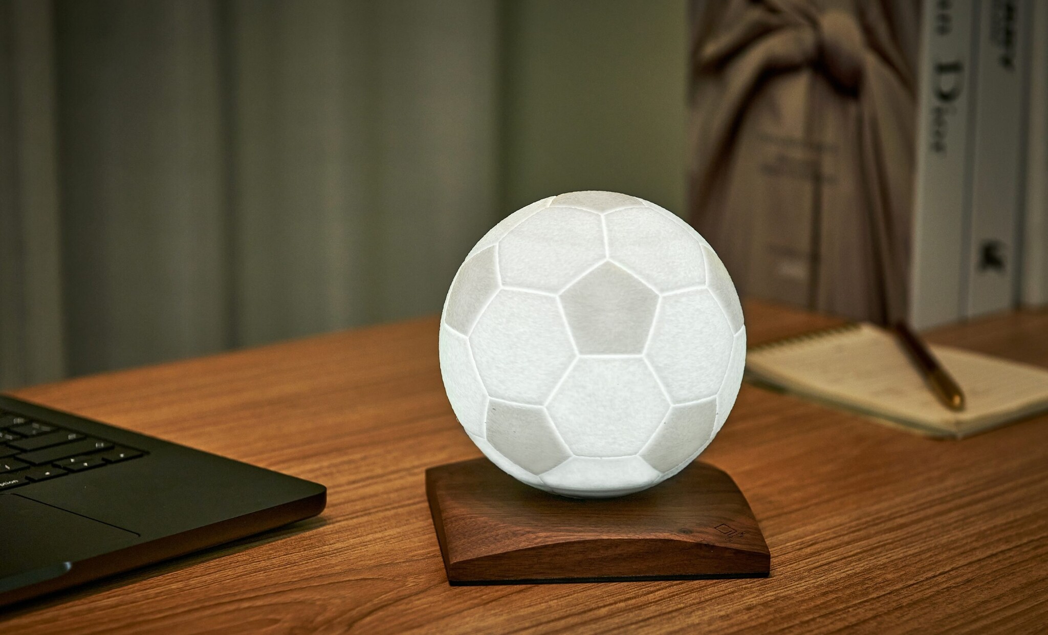 Smart Football Spin Lamp - Lampe Football Rotative - Gingko - Axeswar ...
