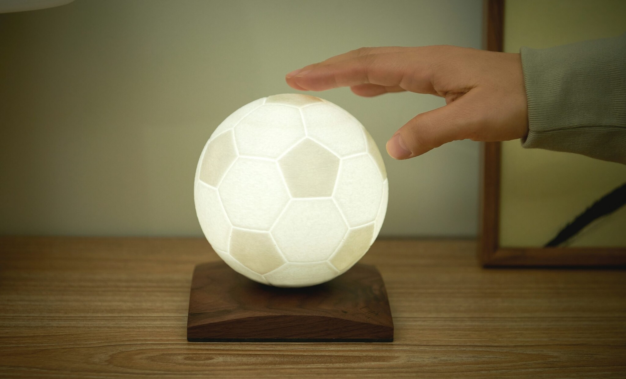 Smart Football Spin Lamp - Lampe Football Rotative - Gingko - Axeswar ...