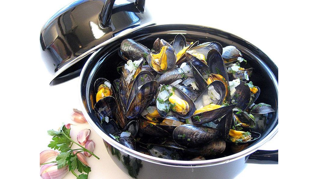 Mussel pot black 1.2kg - M&T International Hotel & Restaurant Supplies NV