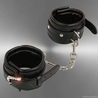 Stoere handboeien om jouw party outfit compleet te maken - Moonheels