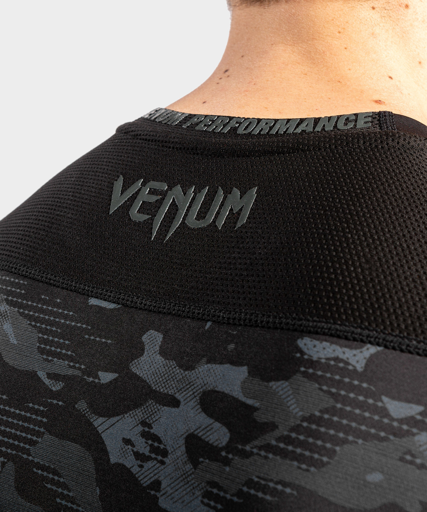 Venum Defender Rash Guard S/S Dark Camo Men - FIGHTWEAR SHOP EUROPE