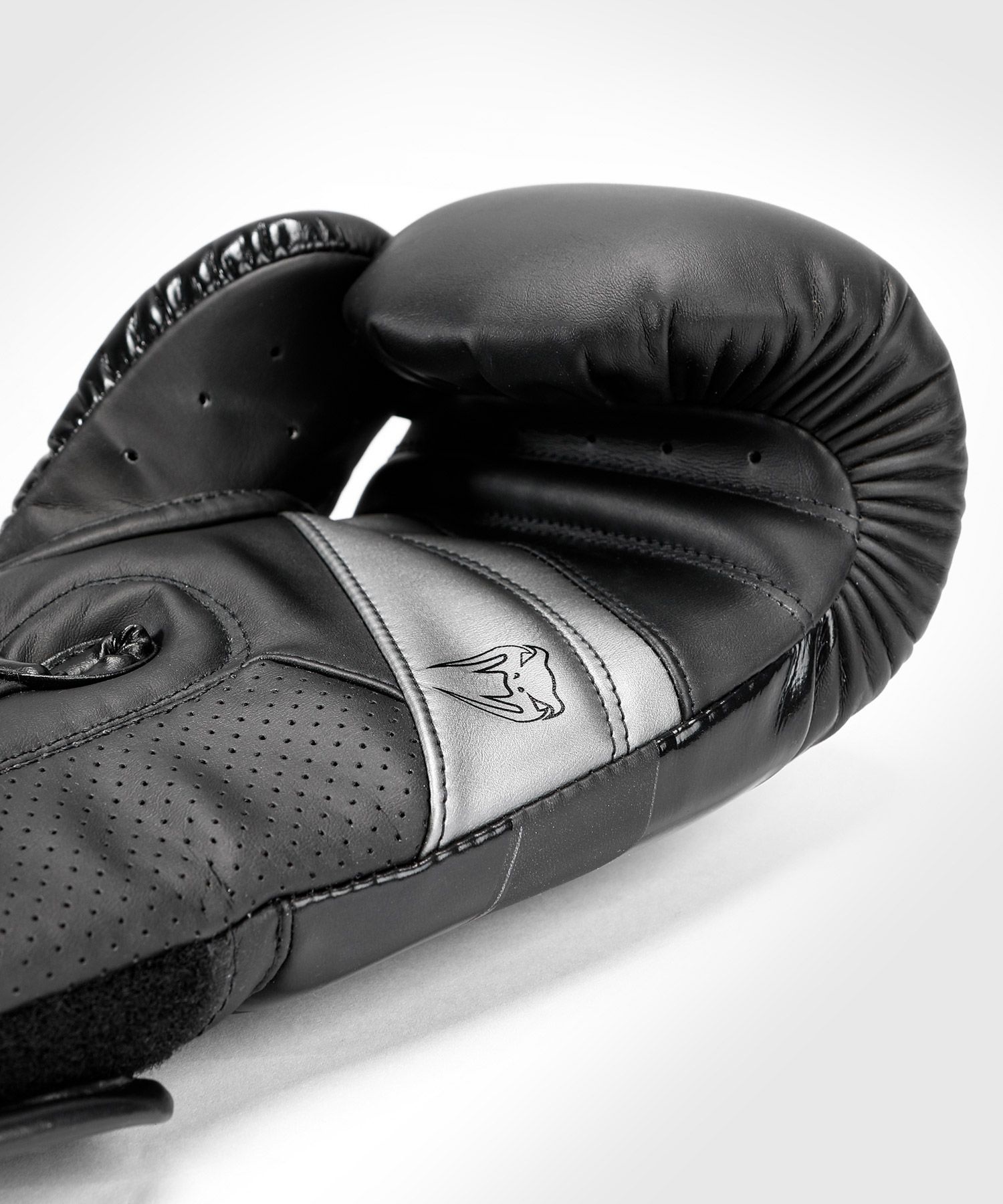 Venum Elite Evo Boxing Gloves Black Black - FIGHTWEAR SHOP EUROPE