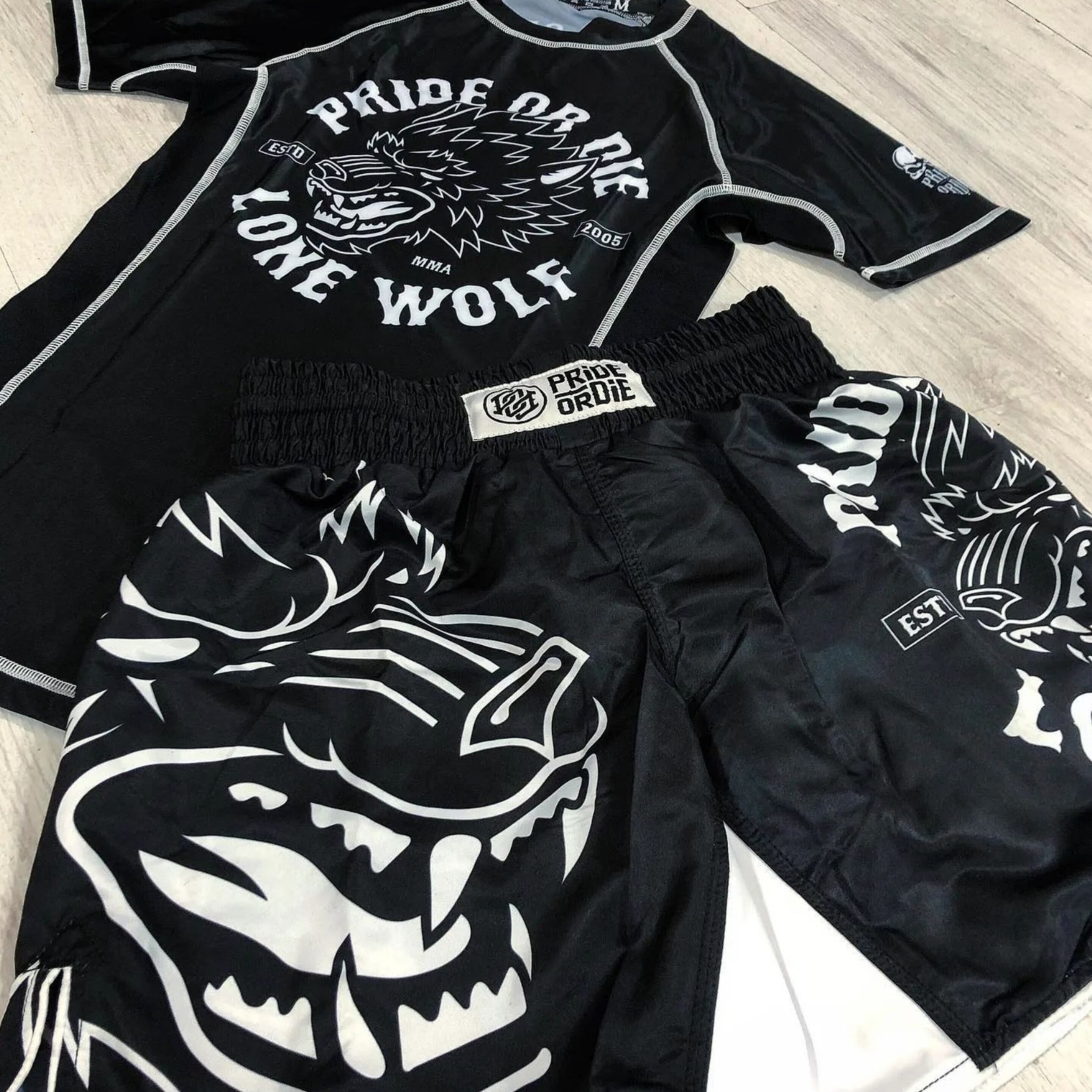 PRIDE or Die Rash Guard Lone Wolf Black White - FIGHTWEAR SHOP EUROPE