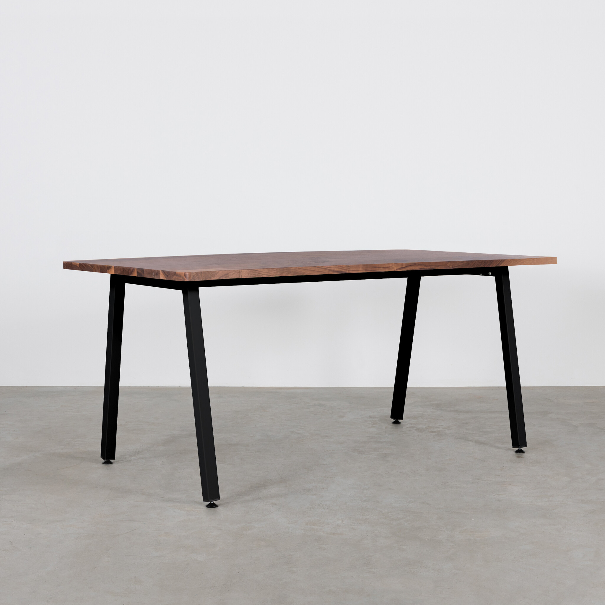 MK Table Black / Walnut - De Machinekamer