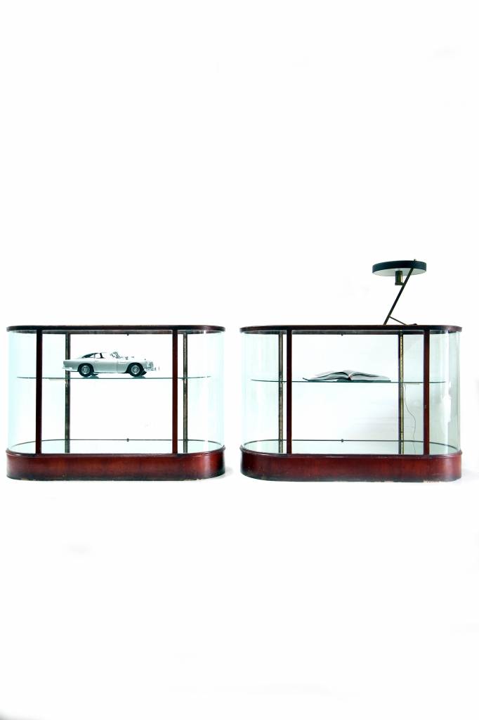 Koppel antieke vitrinekasten met gebogen glas - WAUW