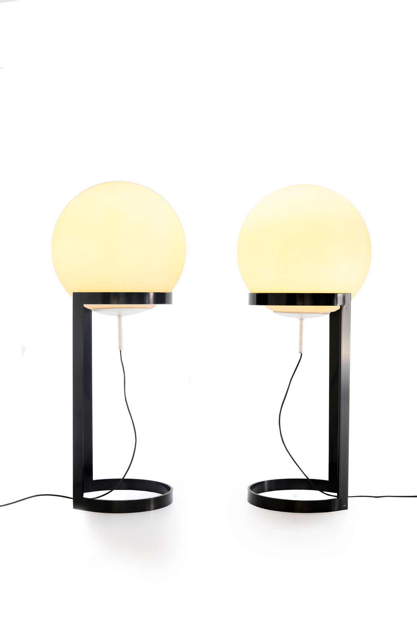 Vintage "Globe" design floor lamps on foot. - THE HOUSE OF WAUW
