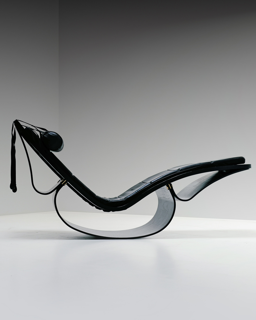 'Rio' Rocking Chaise Lounge by Oscar Niemeyer - WAUW
