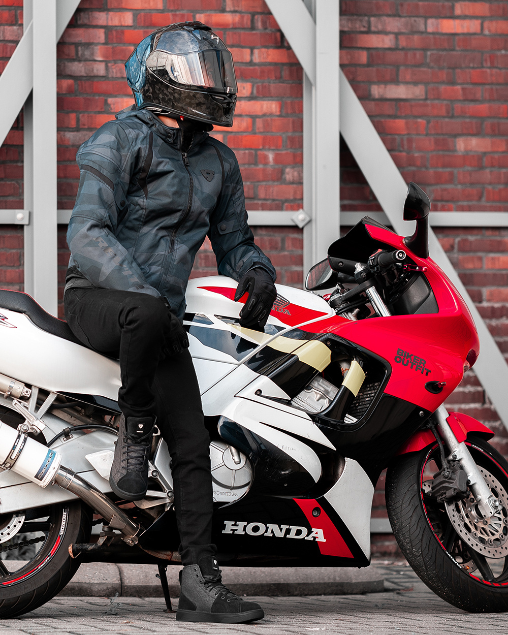 Scorpion - EXO-R1 Evo Carbon Air Onyx motorhelm - Biker Outfit