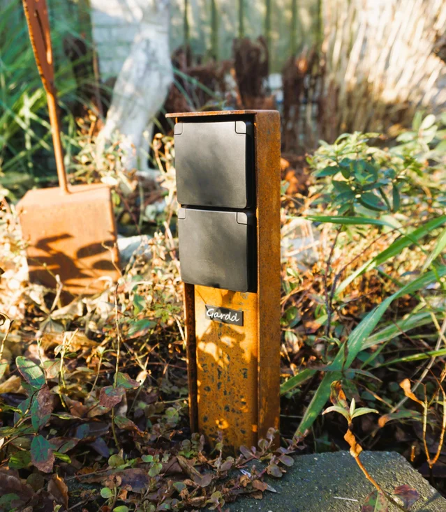 Cortenstaal Dubbel Stopcontact op Paaltje - CortenstaalTuin