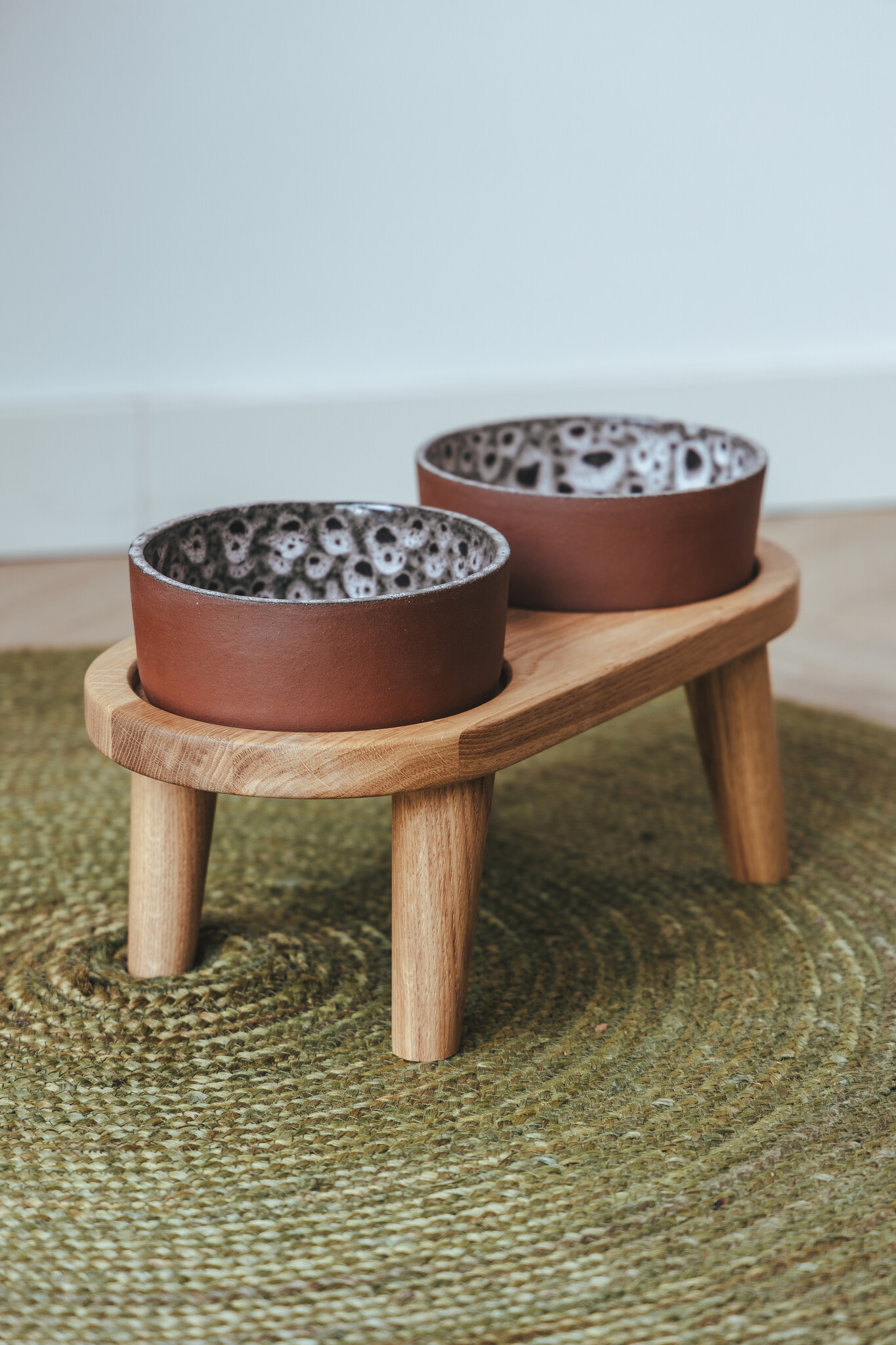 Eikenhouten Voerbakstandaard voor AVA bowls - BoeZLife