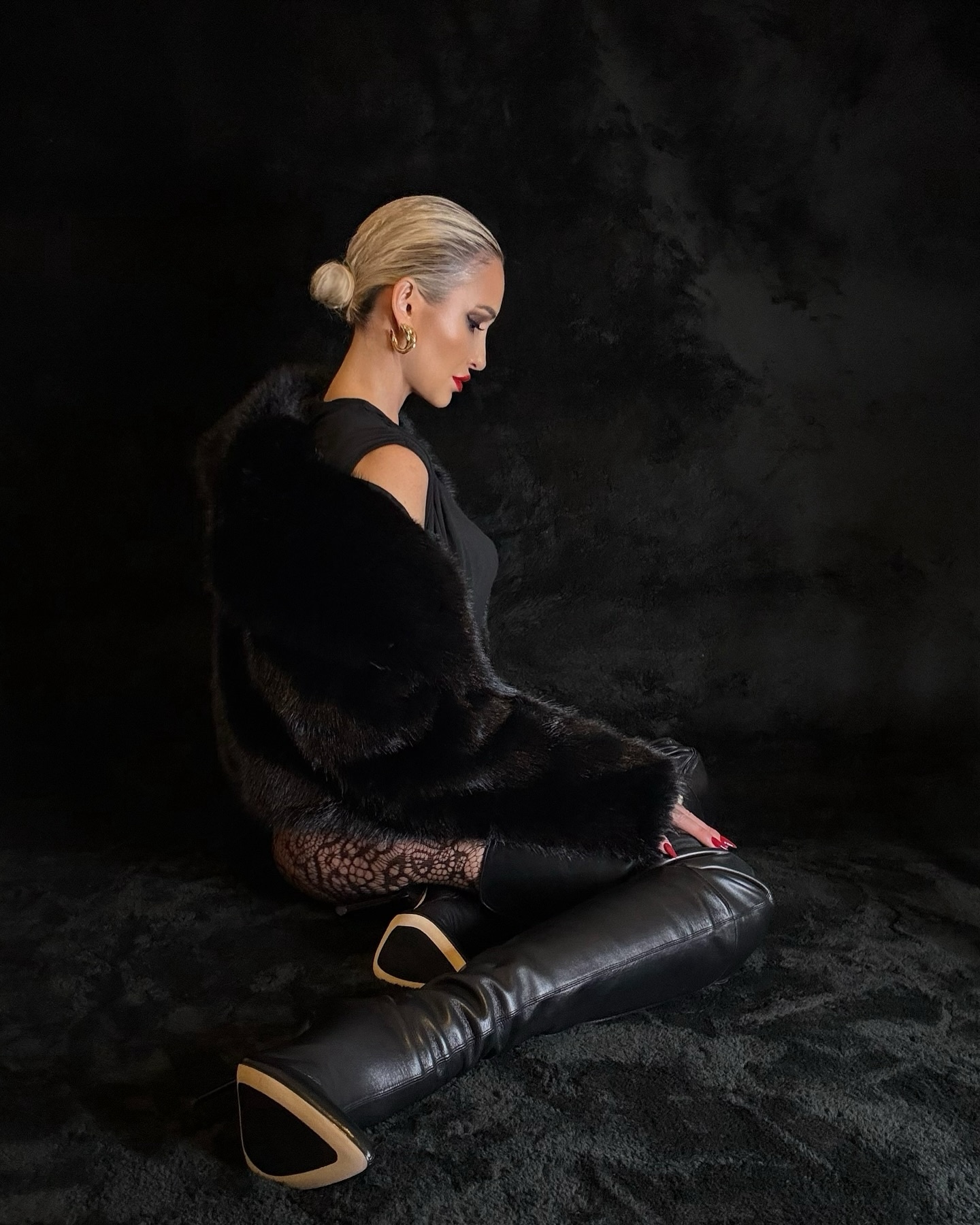 Gabriela in the ultra high 19cm Victoria crotch boots - Italian High ...