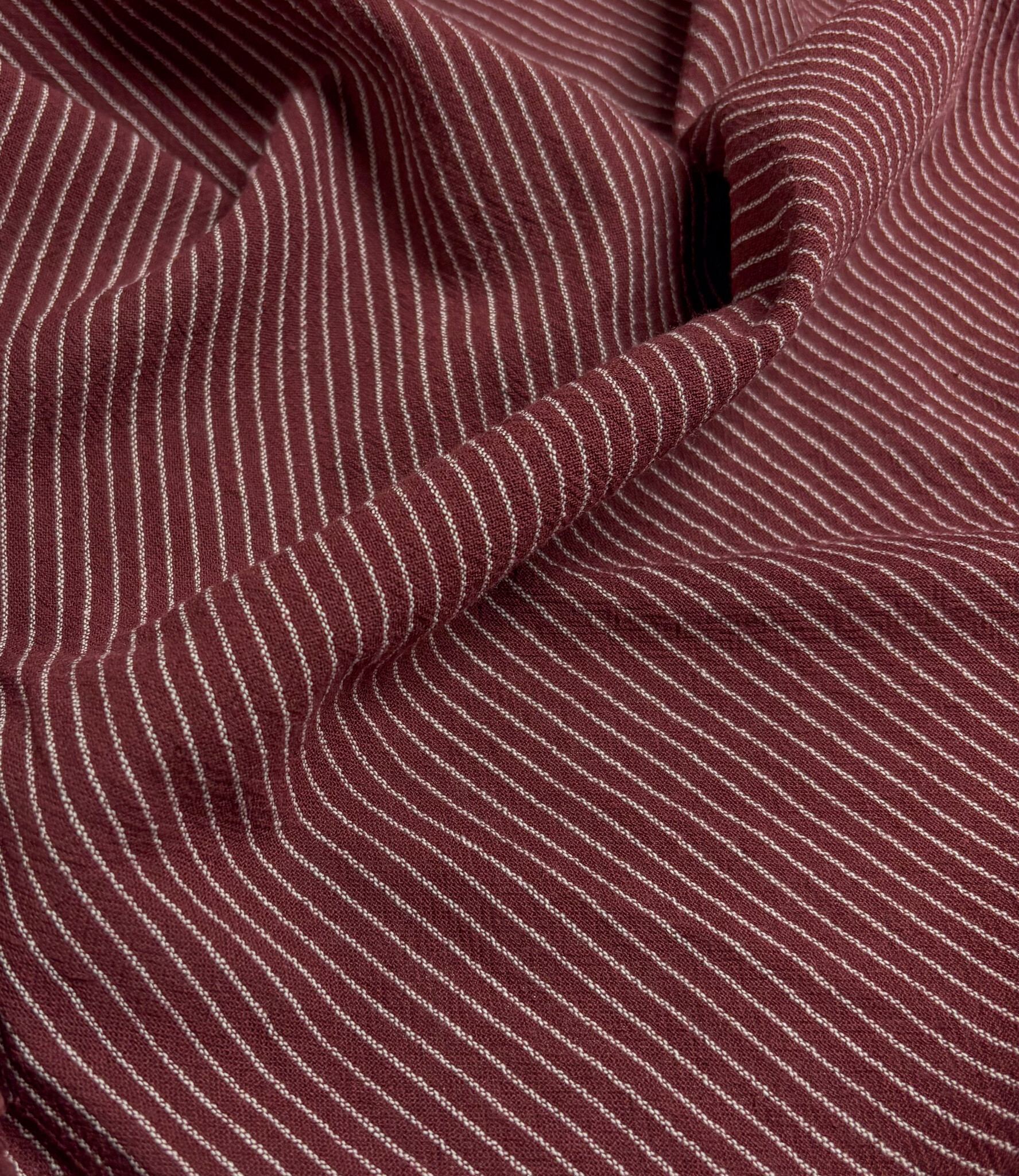 bordeaux and white pinstripe - wrincle cotton - Madeline De Stoffenmadam