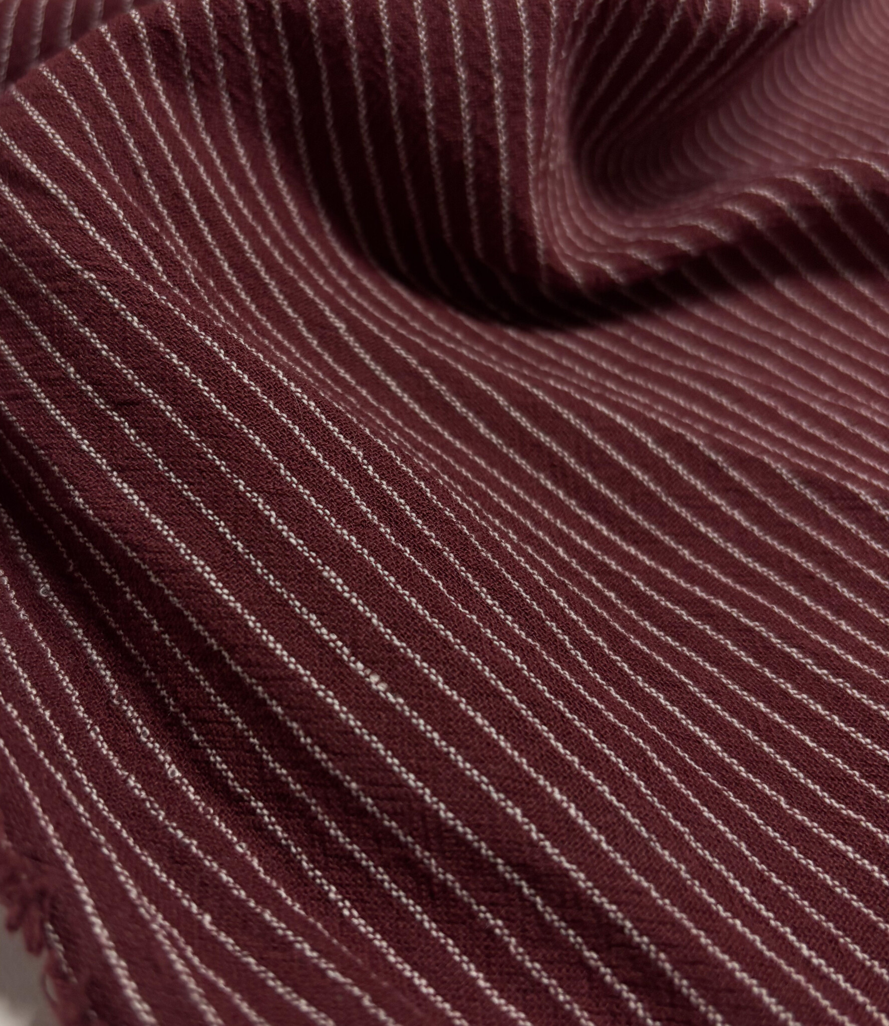 bordeaux and white pinstripe - wrincle cotton - Madeline De Stoffenmadam