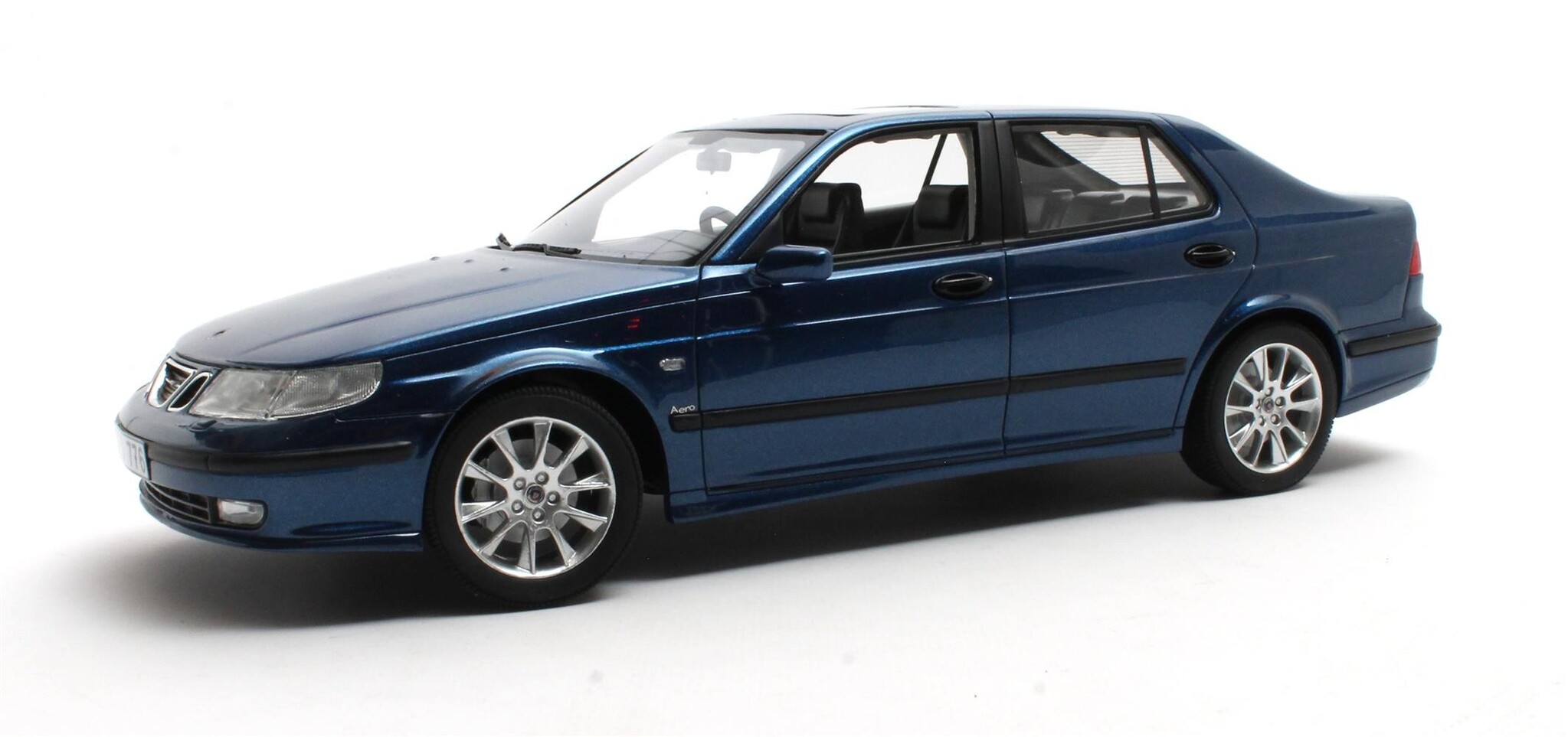 Saab 900 Turbo 4-Door 1981 - 1:18 - Cult Scale Models - HMKT