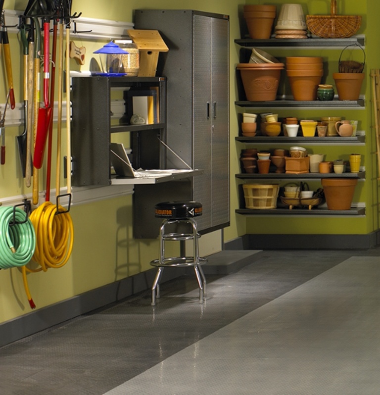 Gladiator® Garage Wandkast met praktische opklapbare deur | Garageworks.nl