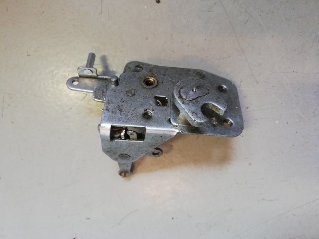 Door lock RH 3104387 NOS Volvo 66 - Volvo 340 Parts Netherlands