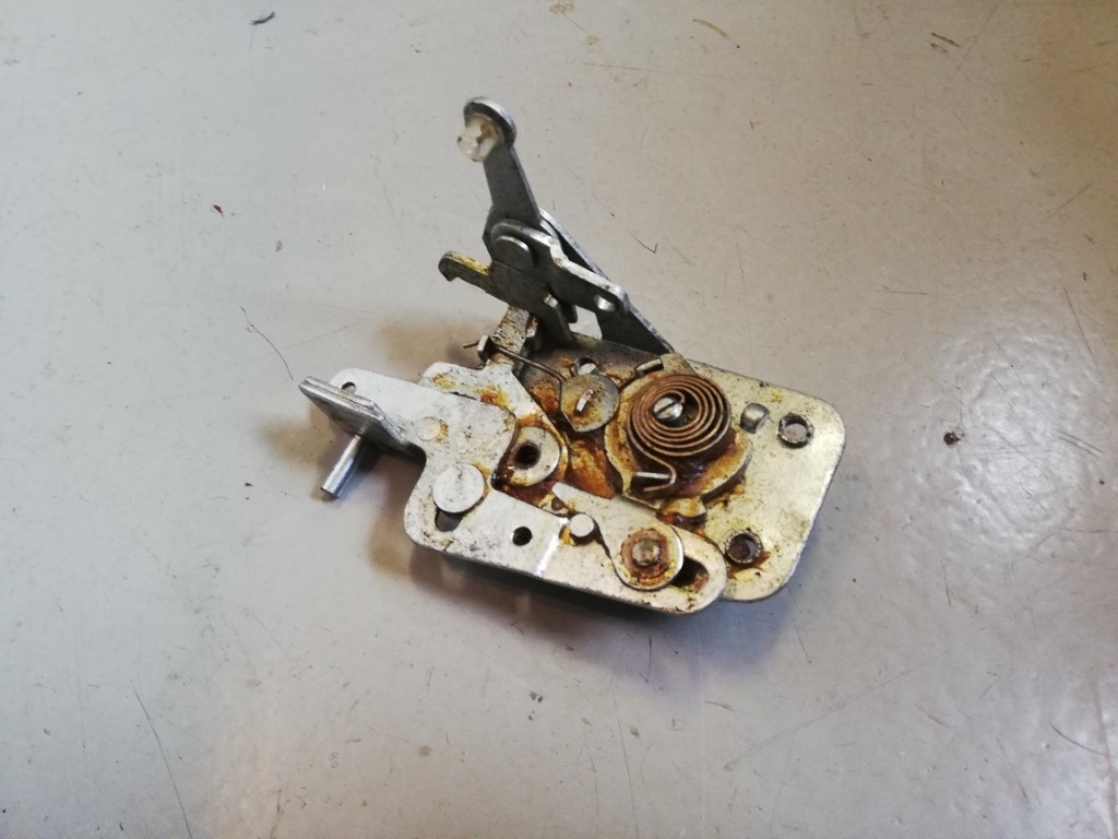 Door lock RH 3104387 NOS Volvo 66 - Volvo 340 Parts Netherlands