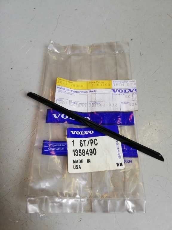 Grille trim lower 1358490 NOS Volvo 760, 940, 960, S90, V90 ...