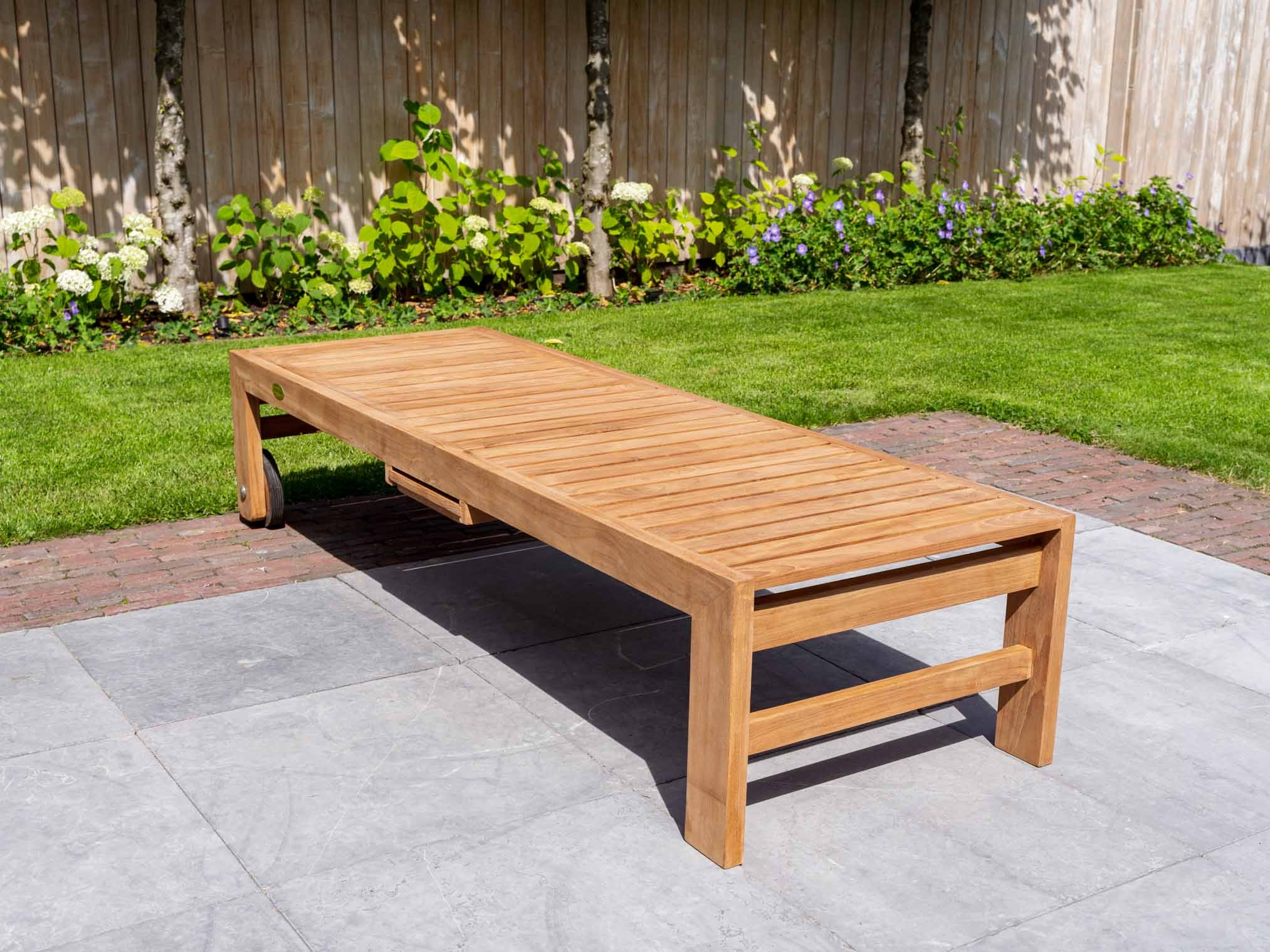 Teak ligbed Trento met wielen