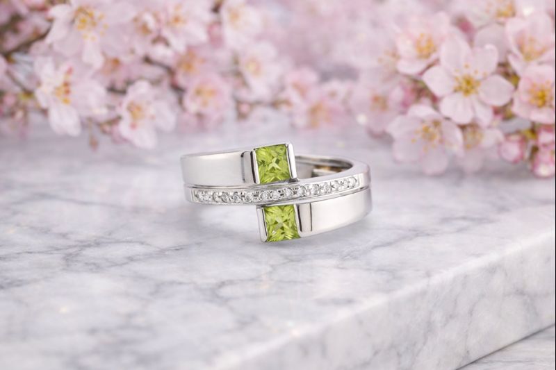 Occ. 18K. WG RING PERIDOT,BRILLJ.7,6GR.MT17,5 - ROS Jewelers