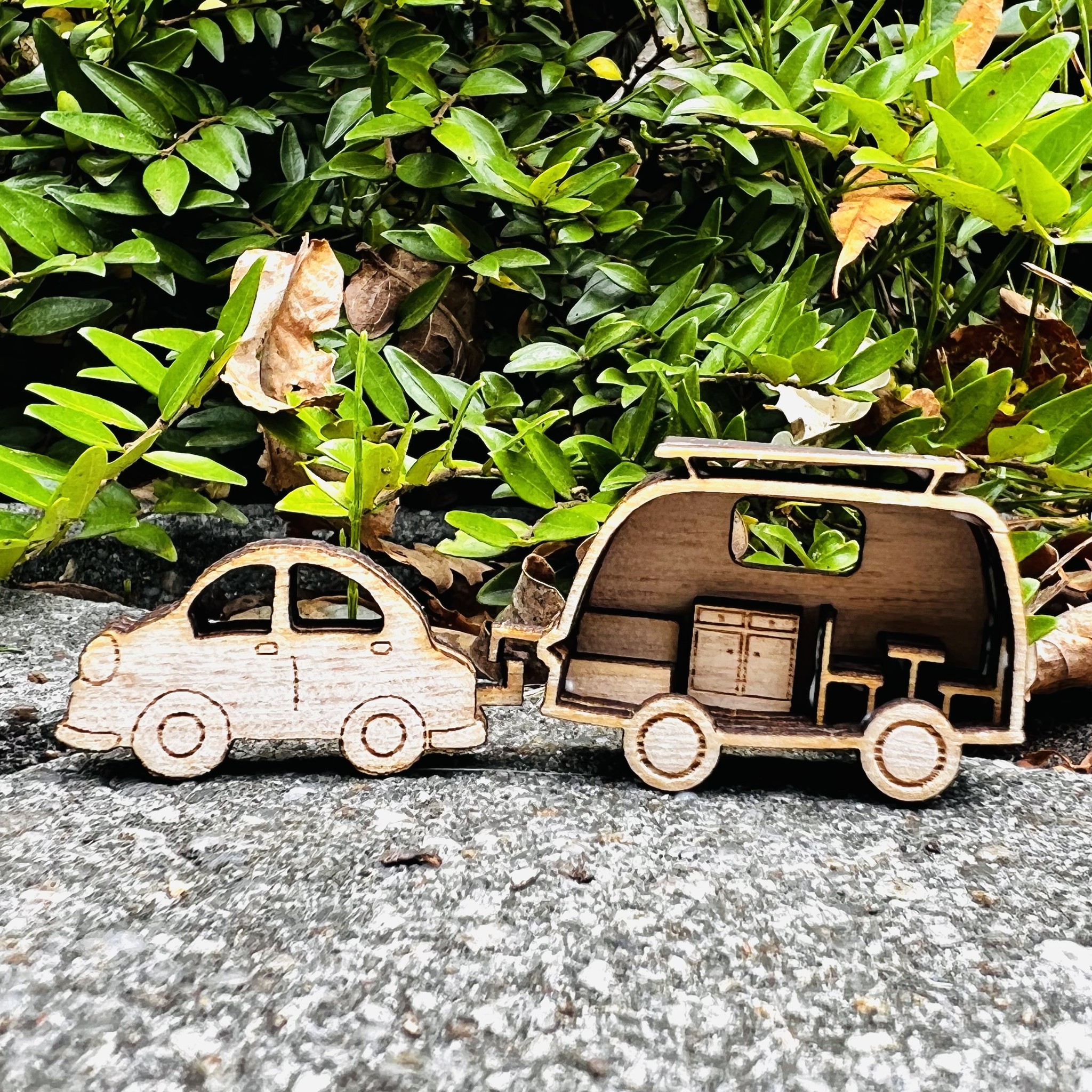 Houten miniatuur auto met caravan - Traktatiecorner.nl