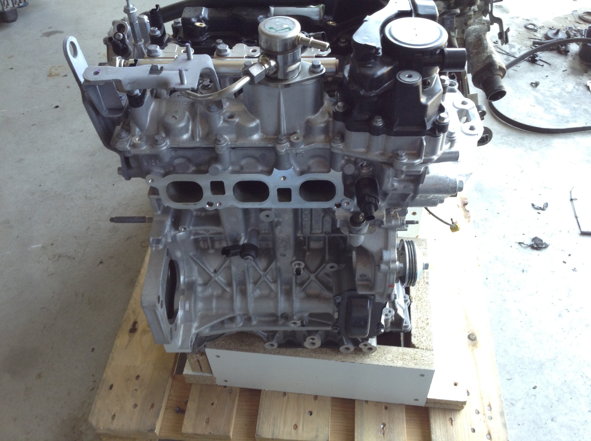 Peugeot 1.2 thp 130 pk 96KW Engine with engine code HN05 HNS green ...