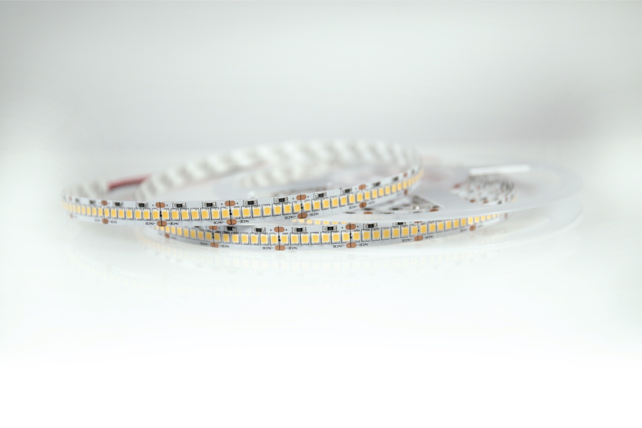LED strip extra warm wit 2400K 24V 140led/m 9,6W/m Dim 5meter - R&M ...