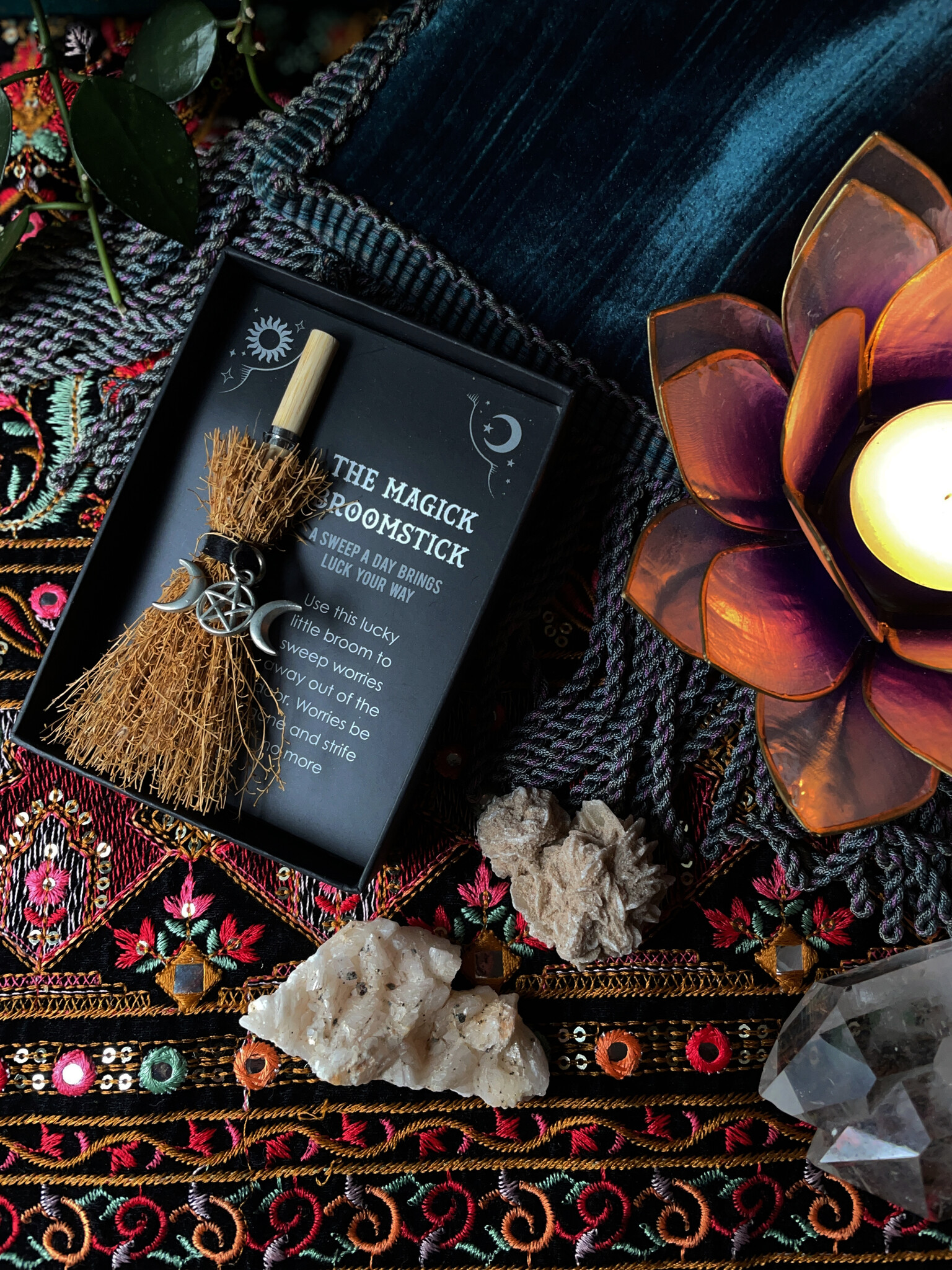 Magic Broomstick - Triple Moon - BLACKFISH Brand New & Vintage