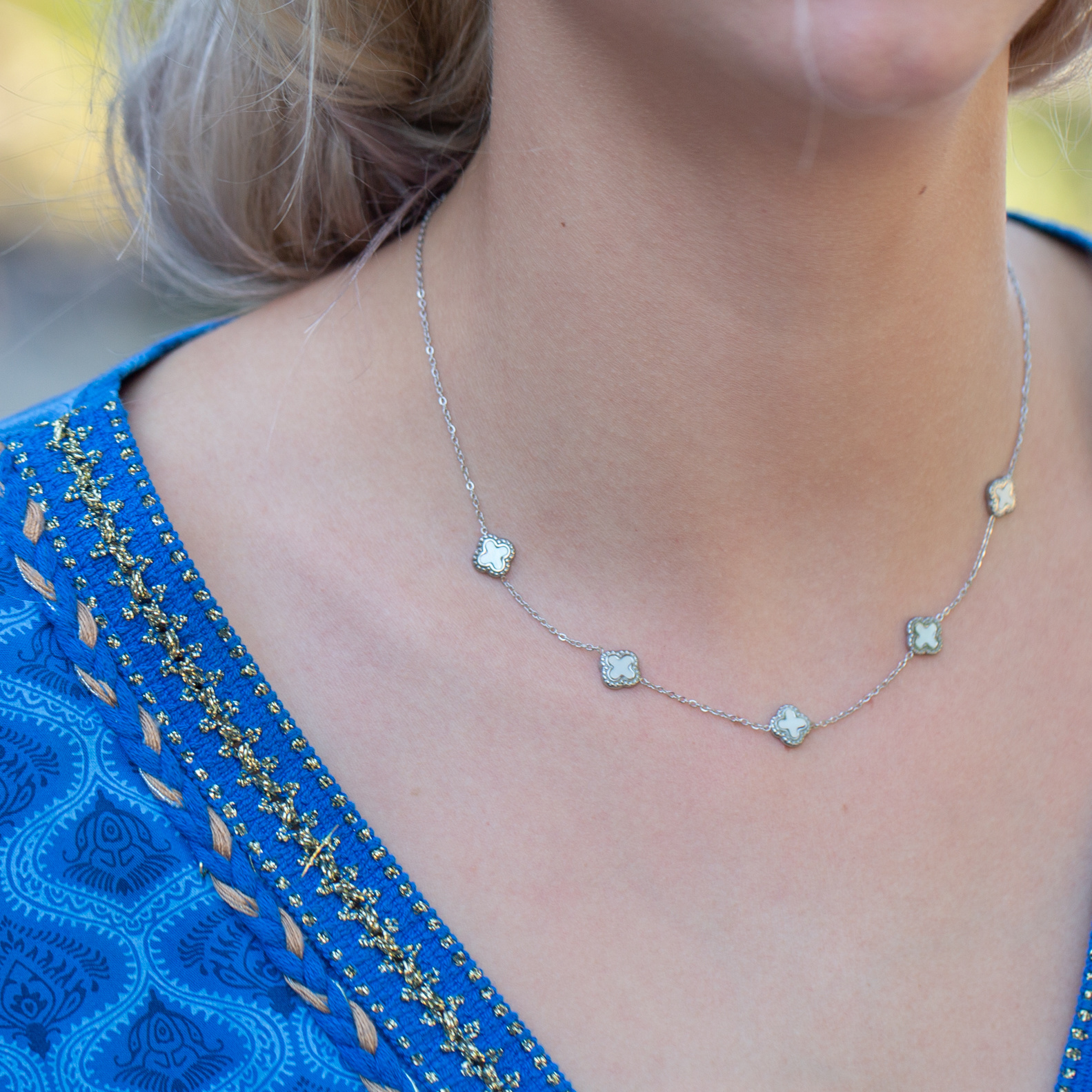 Ketting met witte klaver zilver - Beadle