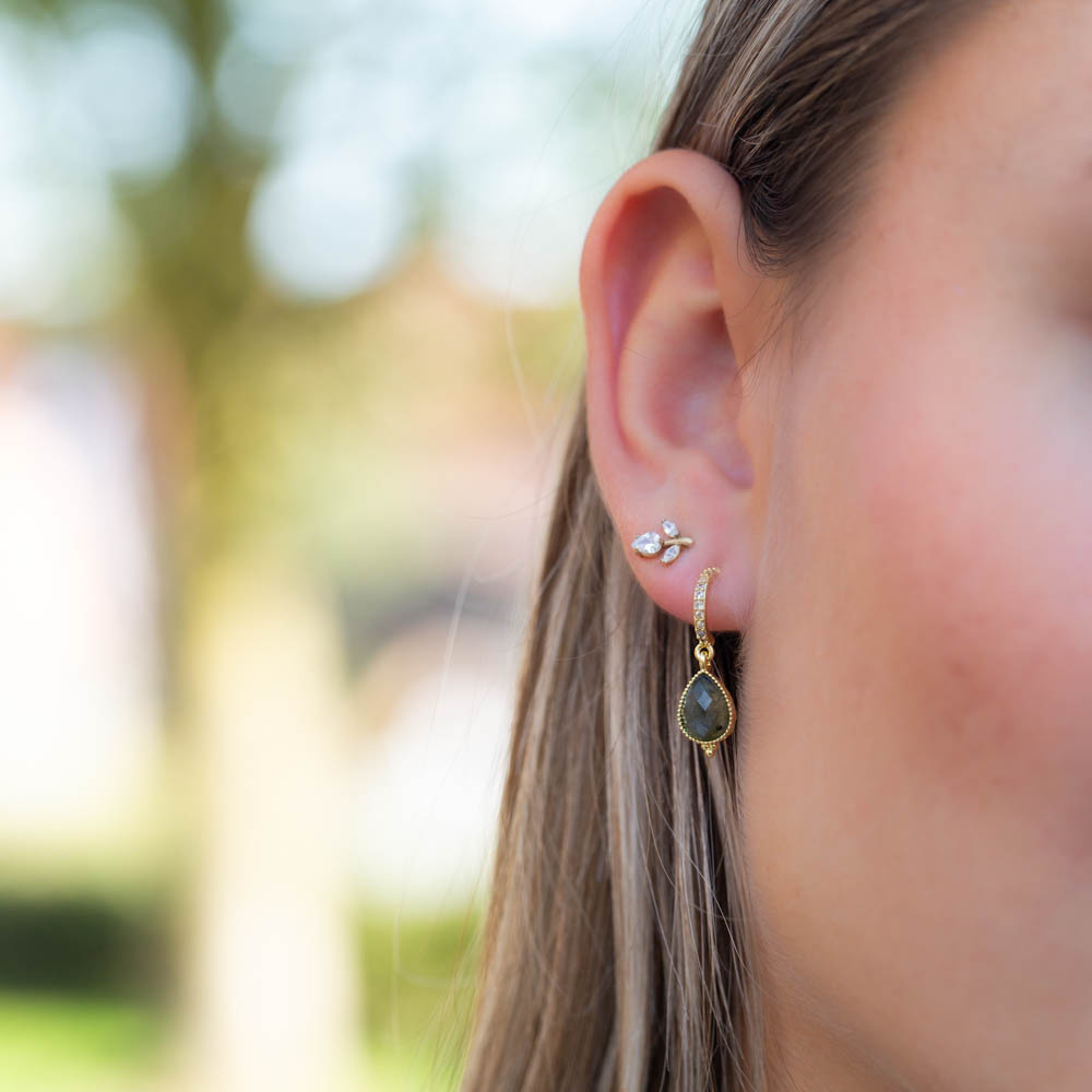 Gouden oorbel met labradoriet druppel - Beadle