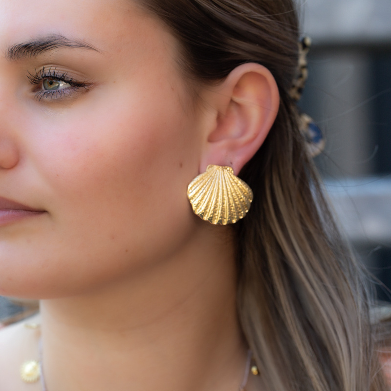Biba Goud oorbel met grote schelp - Beadle