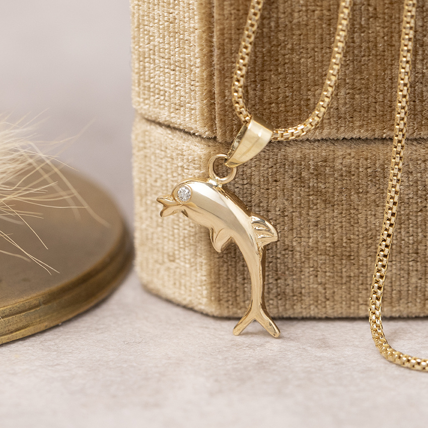 Gold dolphin pendant with 14 karat diamond - 2eHandsSieraden.nl