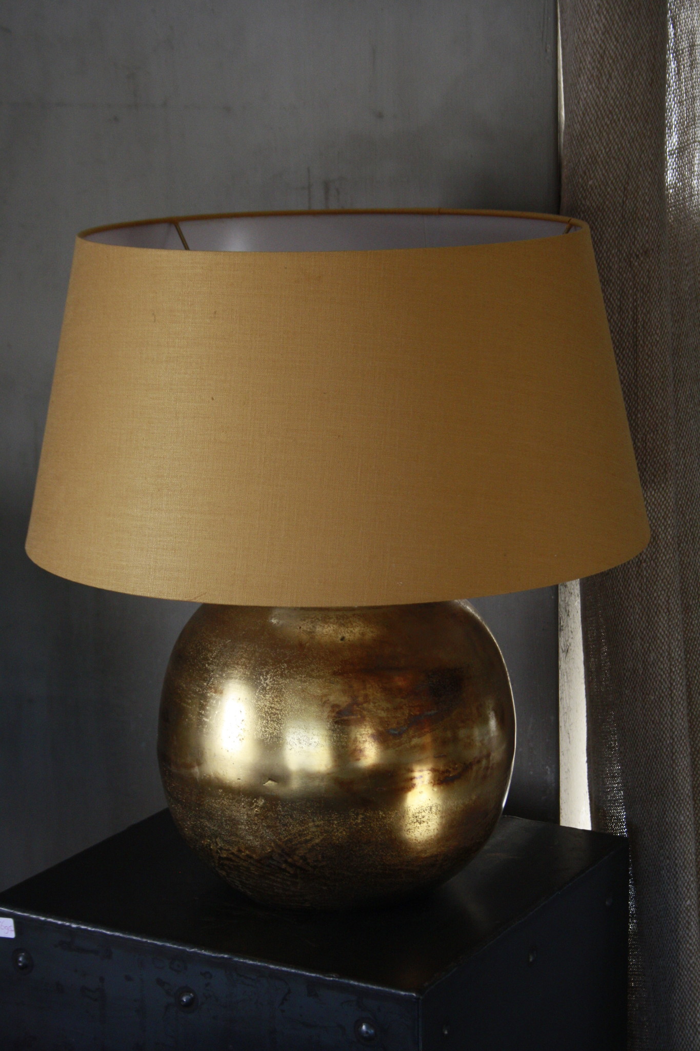 Goudkleurige tafellamp met warmkleurige kap 55 cm - Rene Houtman Interieurs