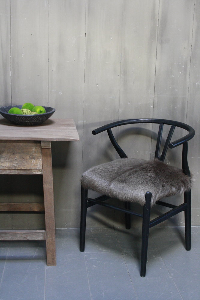 Houten stoel met geitenvacht Donker - Rene Houtman