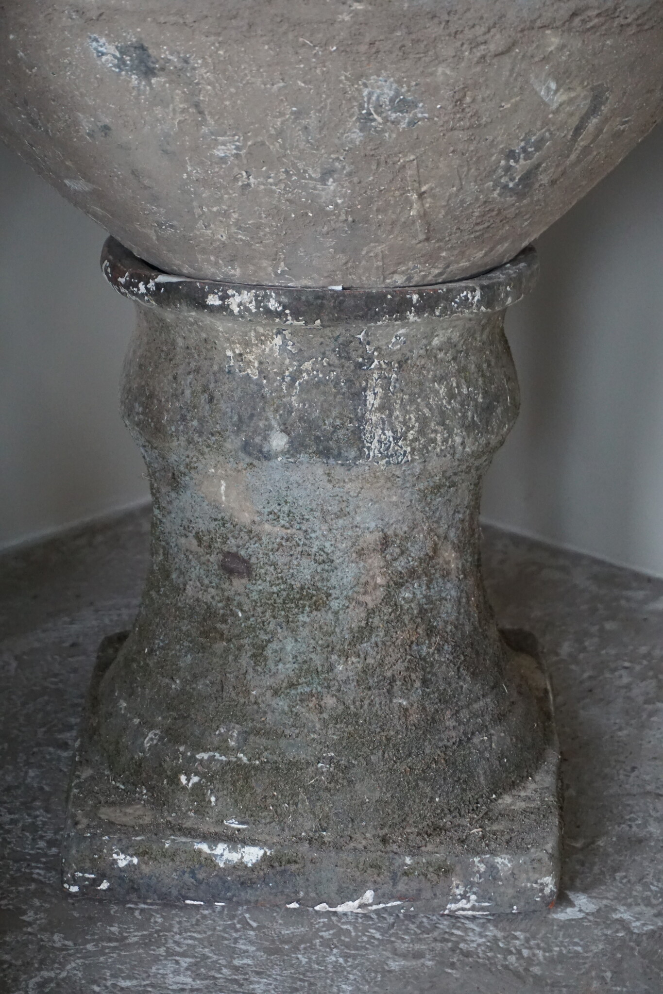 Indonesische Pot Met Voet | H91 x D55 cm | Rene Houtman Interieurs ...