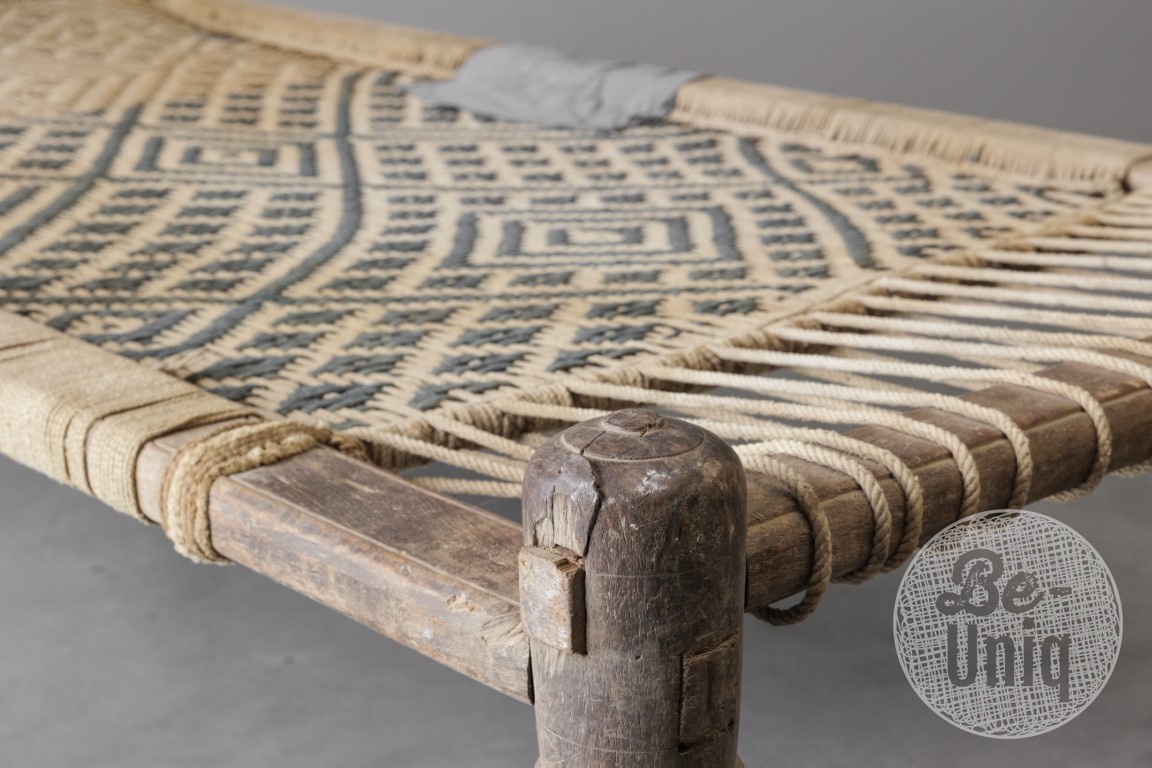 Uniek Oud Daybed | Pakistan | H45xB160xD85 cm | Rene Houtman - Rene Houtman