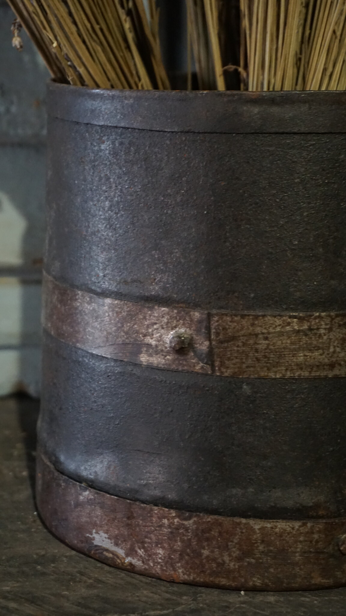 Authentieke Oude Metalen Roest Pot | Rene Houtman Interieurs - Rene Houtman