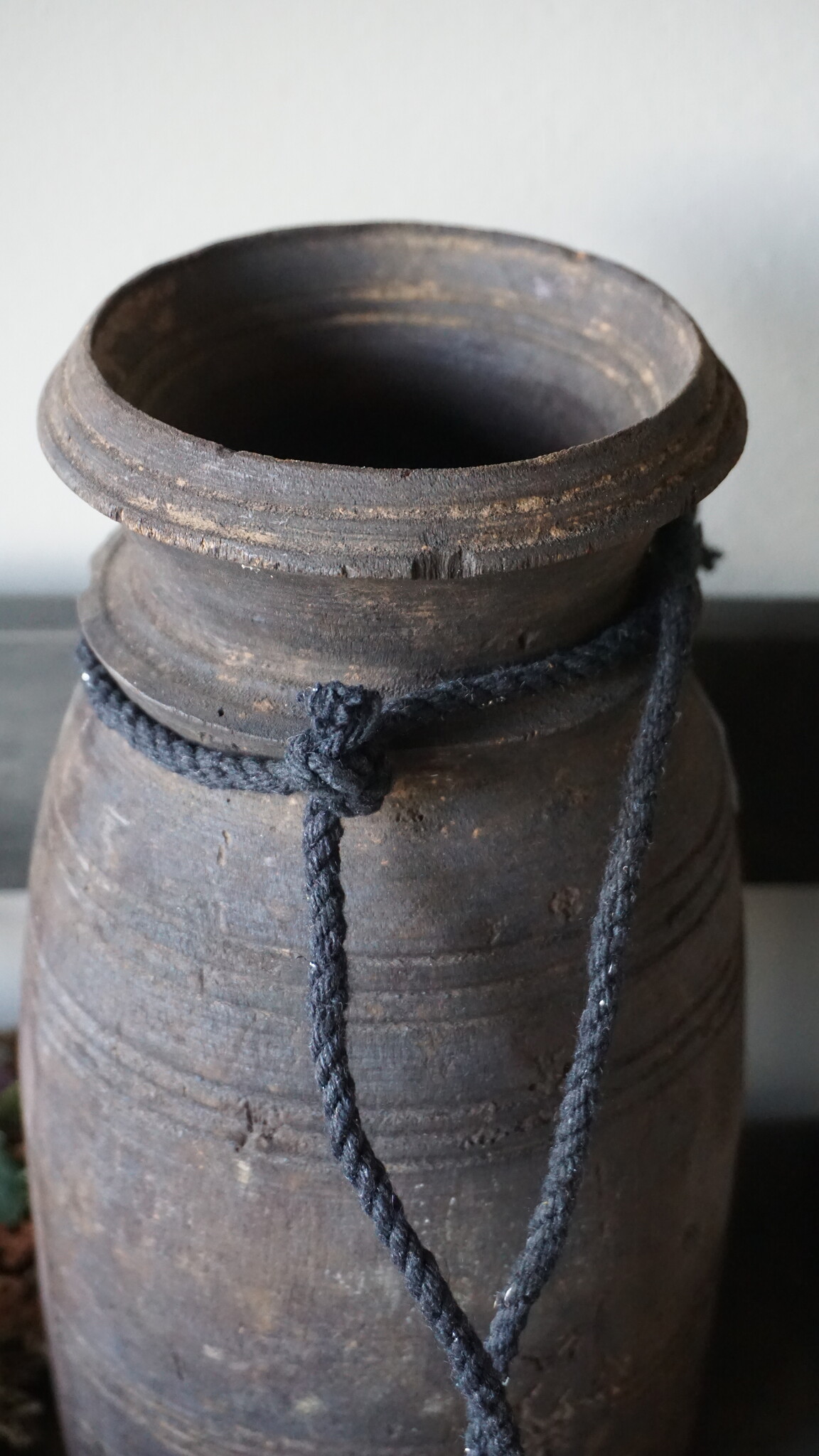 Nepalese Houten Pot | H23 x D12 cm | Rene Houtman Interieurs - Rene Houtman