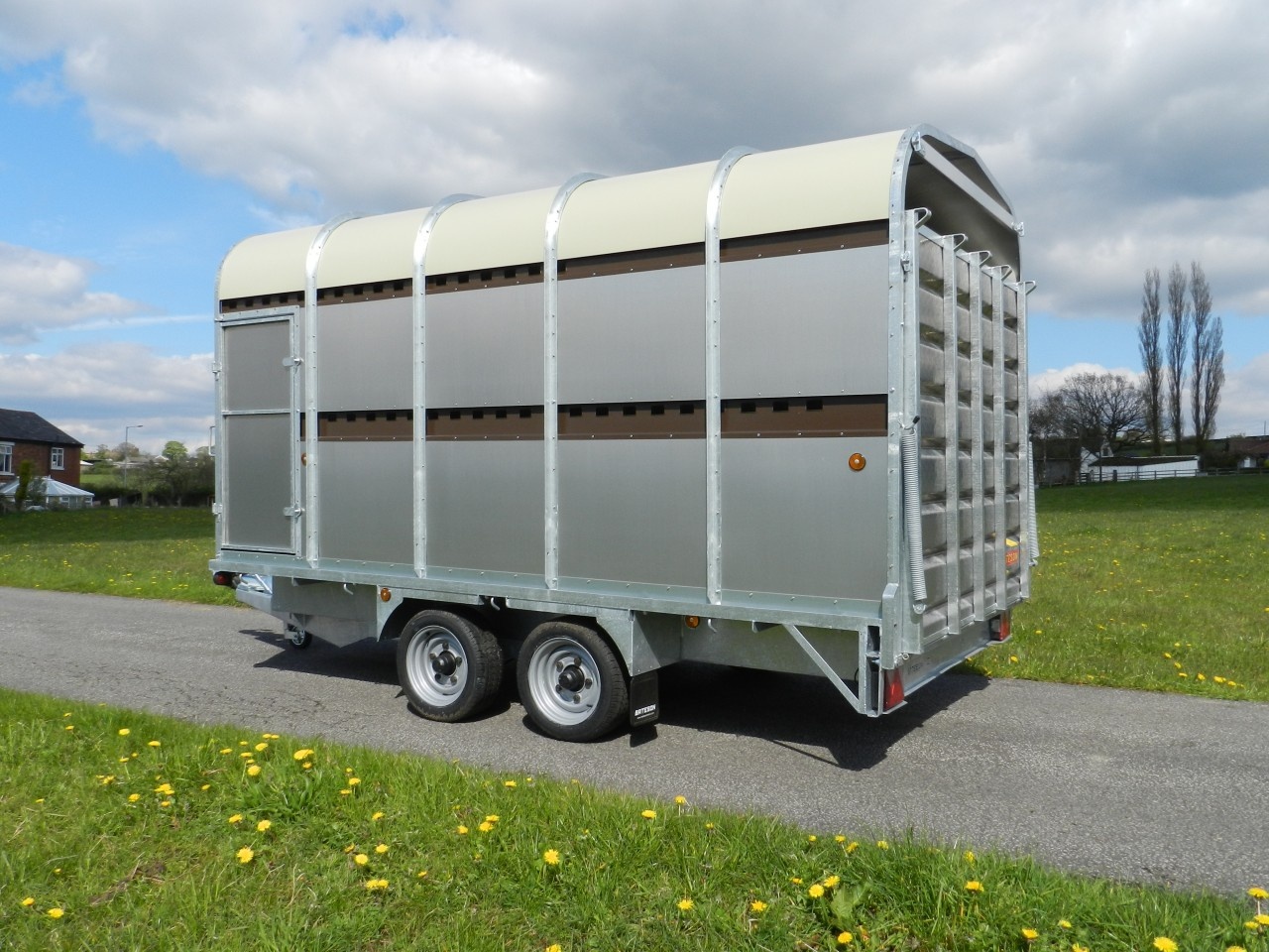 Bateson 60LT 12' x 6'6 Livestock Trailer with demountable container ...