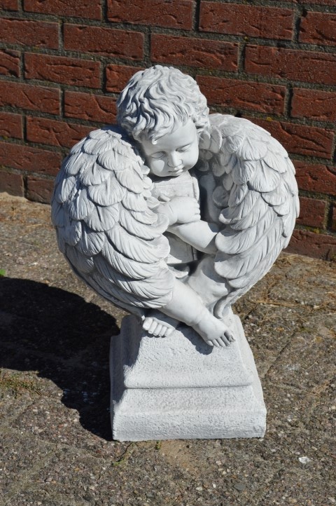 Rustende engel │ Betonnen tuinbeeld │ Engelen beeld │ Gedenkbeeld ...