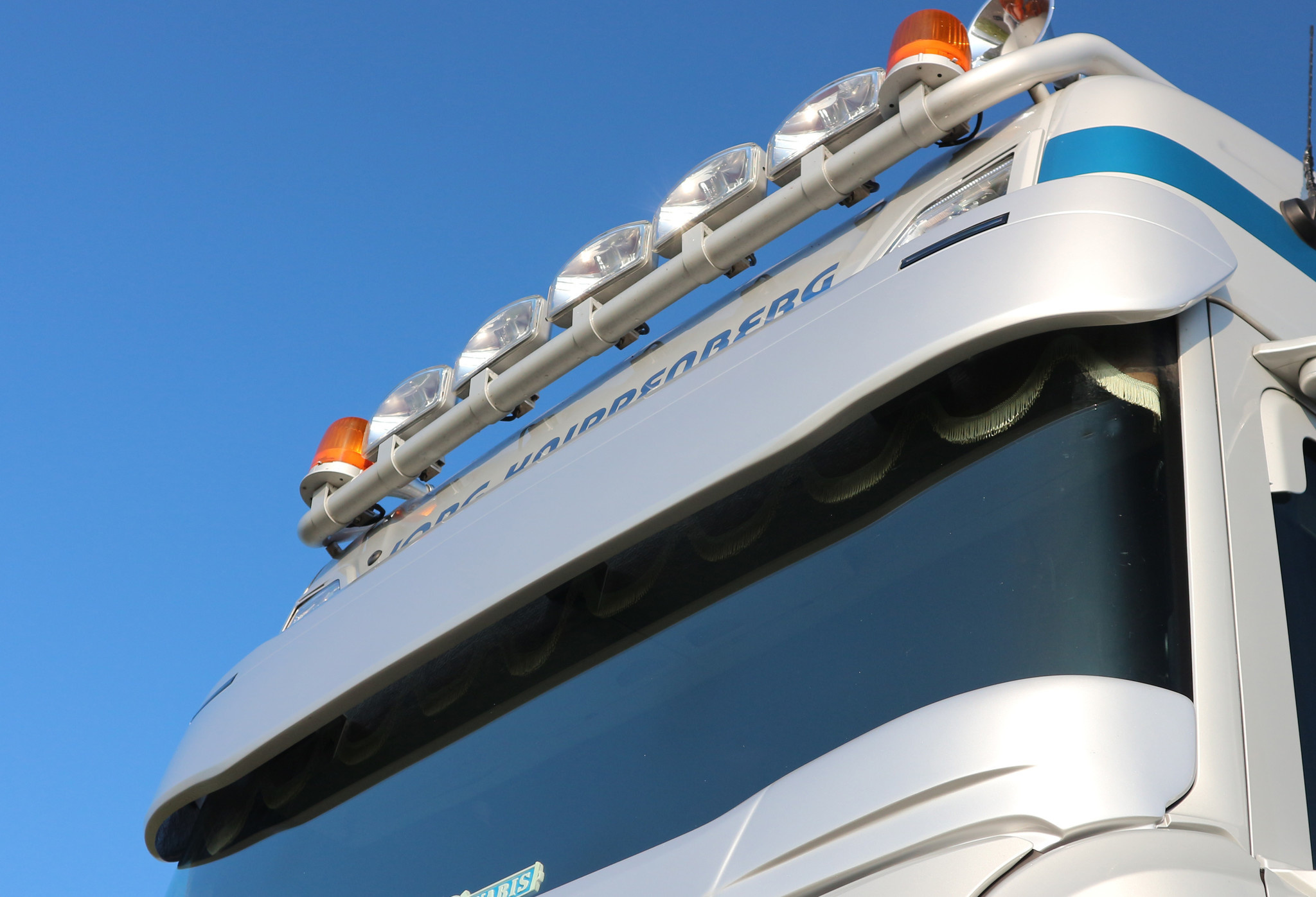 Actualice su camión Scania Next Generation con el elegante parasol de borde curvo de Solar Guard ...