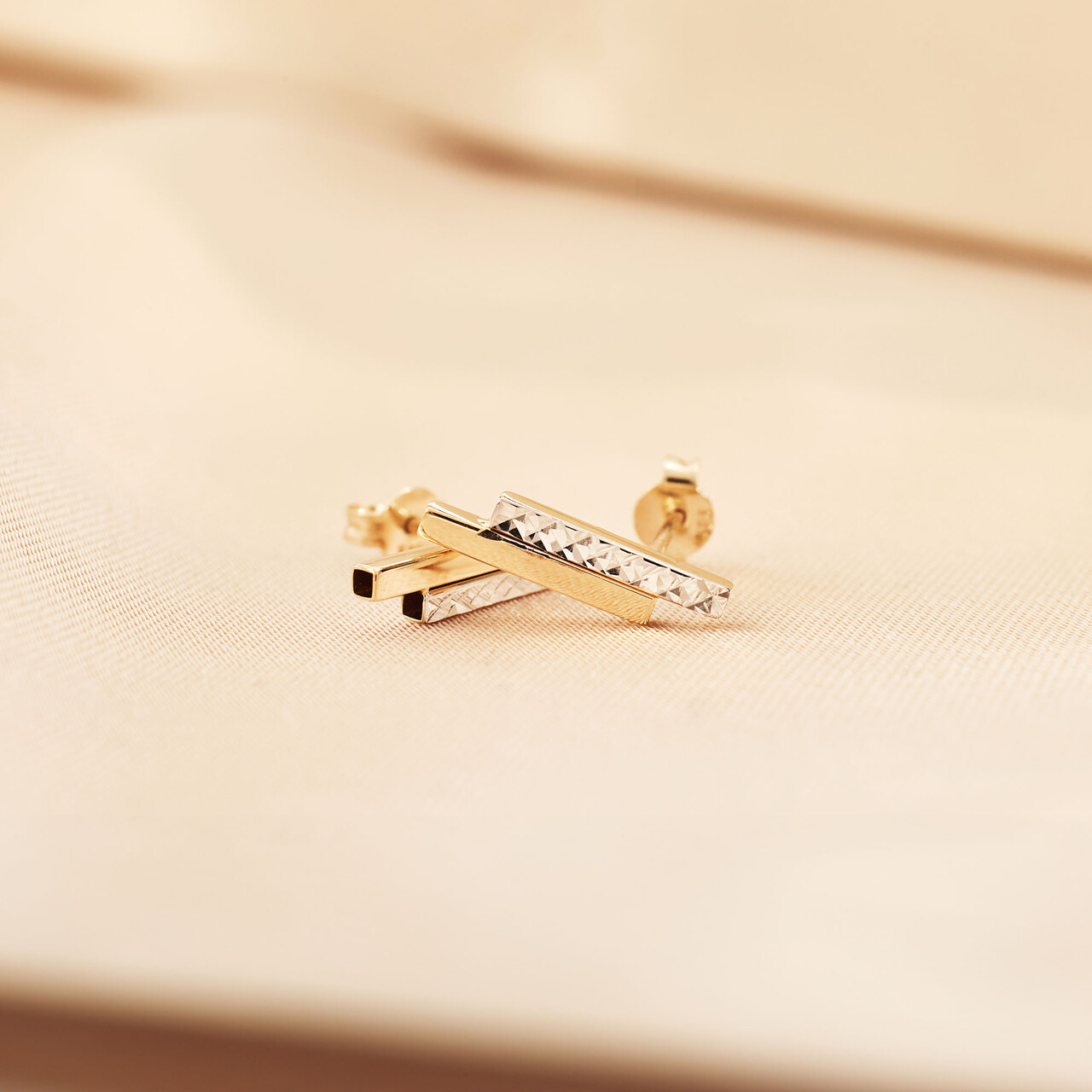 Isabel Bernard - brincos curtos de ouro de 14 quilates IB360216